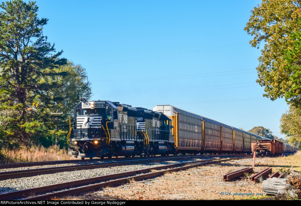 NS 3023 & 3574 are leading a local "BMW-Auto train"